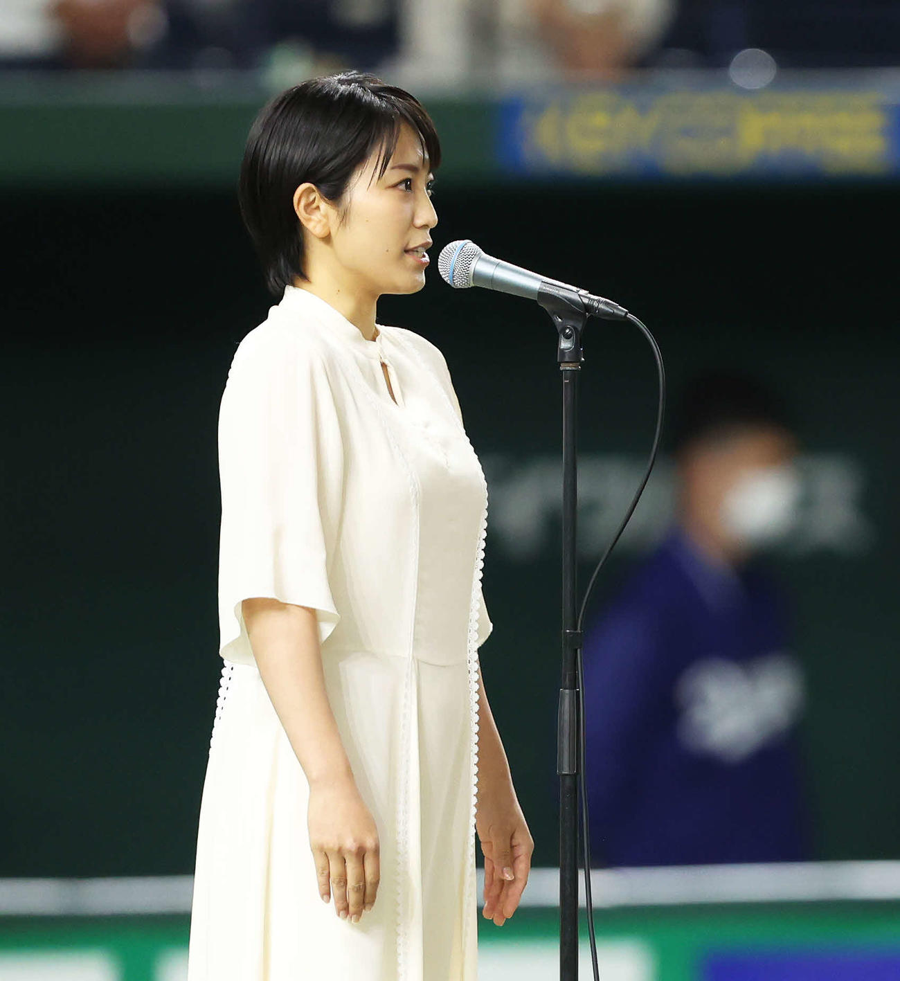 【巨人】miwa 君が代独唱「巨人軍のエールとなれていたら幸い」真っ白な衣装で響かせた美声 - プロ野球写真ニュース : 日刊スポーツ