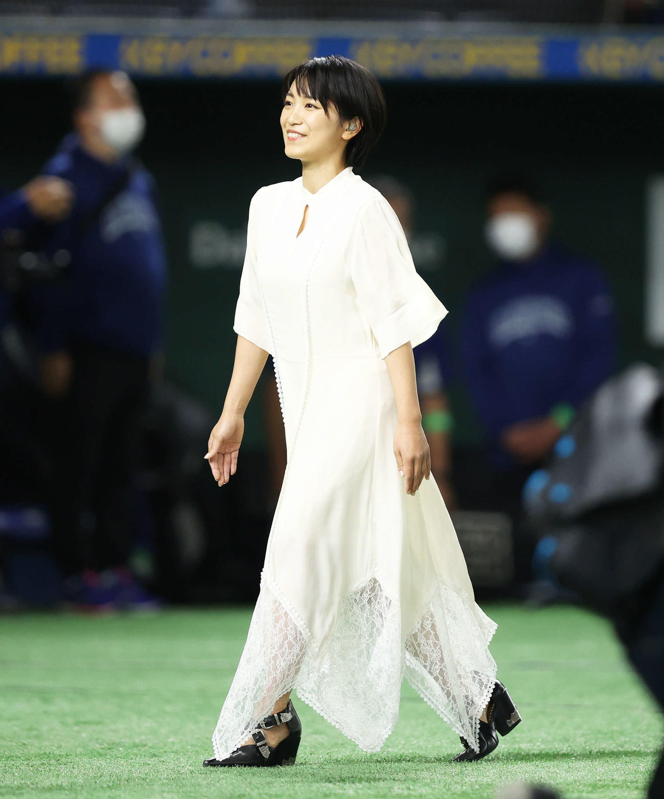 【巨人】miwa 君が代独唱「巨人軍のエールとなれていたら幸い」真っ白な衣装で響かせた美声 - プロ野球写真ニュース : 日刊スポーツ