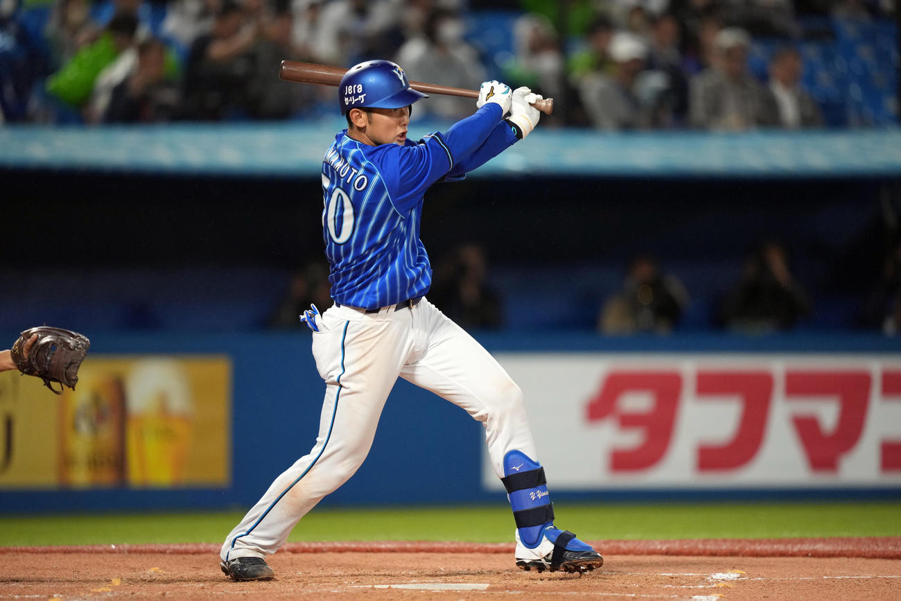 【DeNA】山本祐大がプロ初の適時三塁打、打率4割2分9厘 先発の東克樹を援護 - プロ野球写真ニュース : 日刊スポーツ