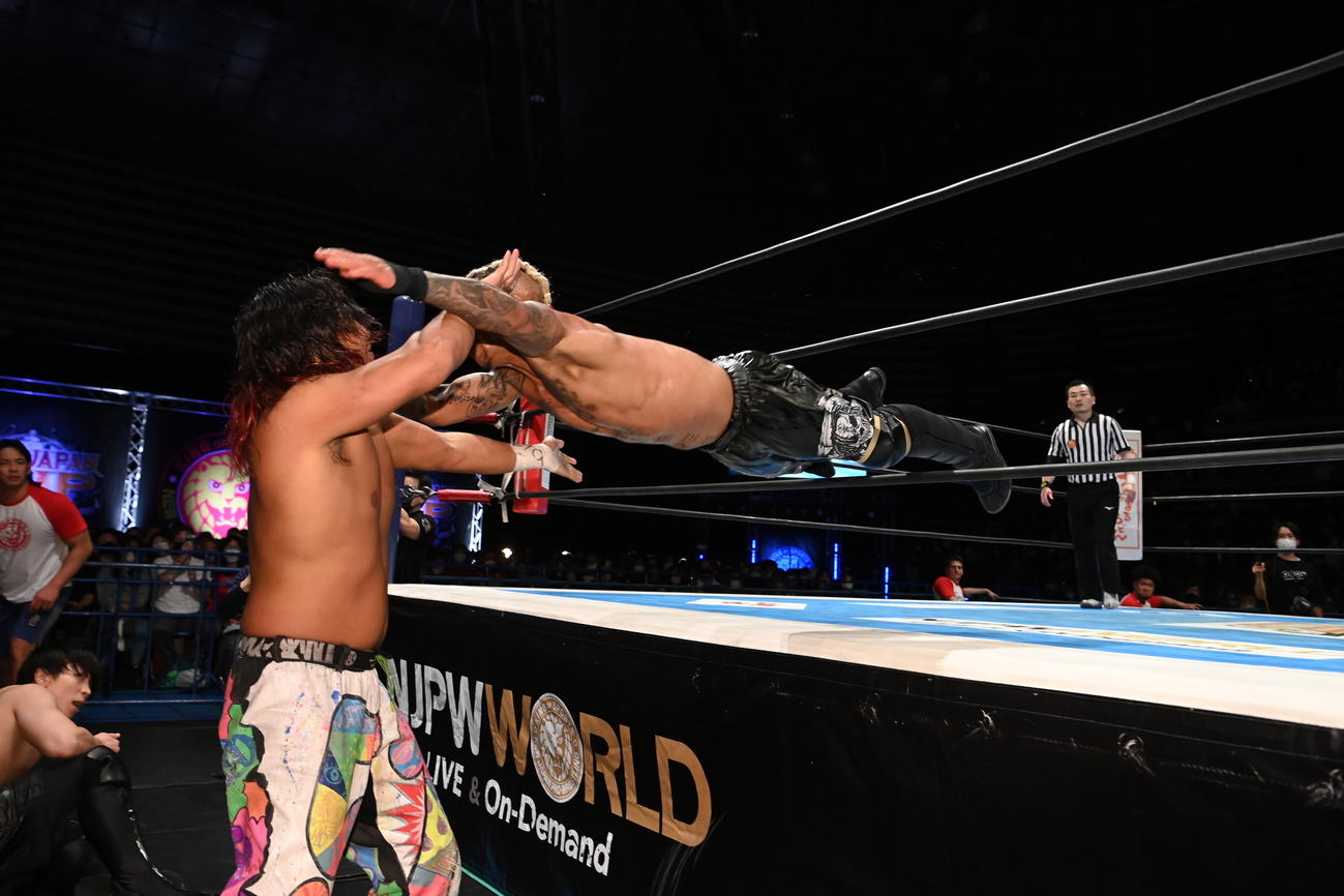 【新日本】リオ・ラッシュ＆YOH、アクロバティックな攻撃でスペシャルタッグマッチ制す - プロレス写真ニュース : 日刊スポーツ