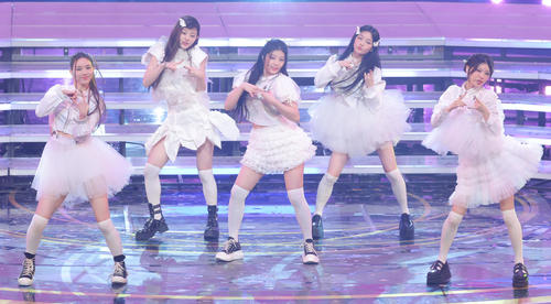 【紅白歌合戦】韓国5人組ILLIT「注目して」キュートでセクシーなダンスと歌唱を笑顔で披露 - 音楽 : 日刊スポーツ